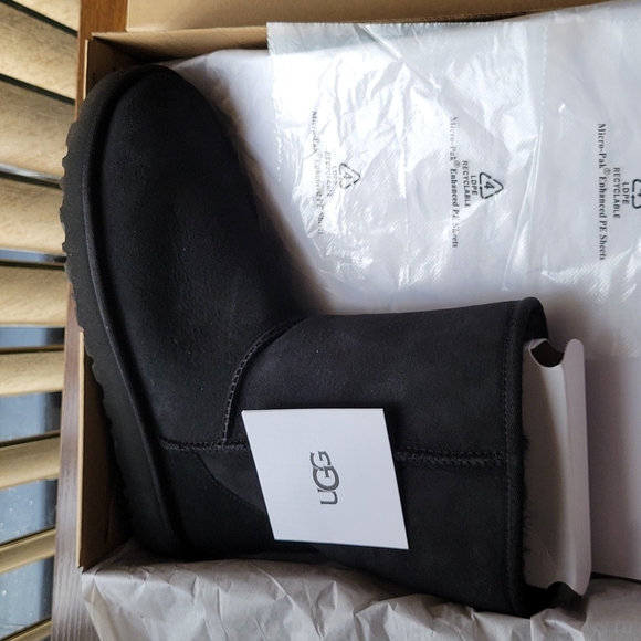 UGG | Shoes | Ugg Womens Classic Short | Poshmark